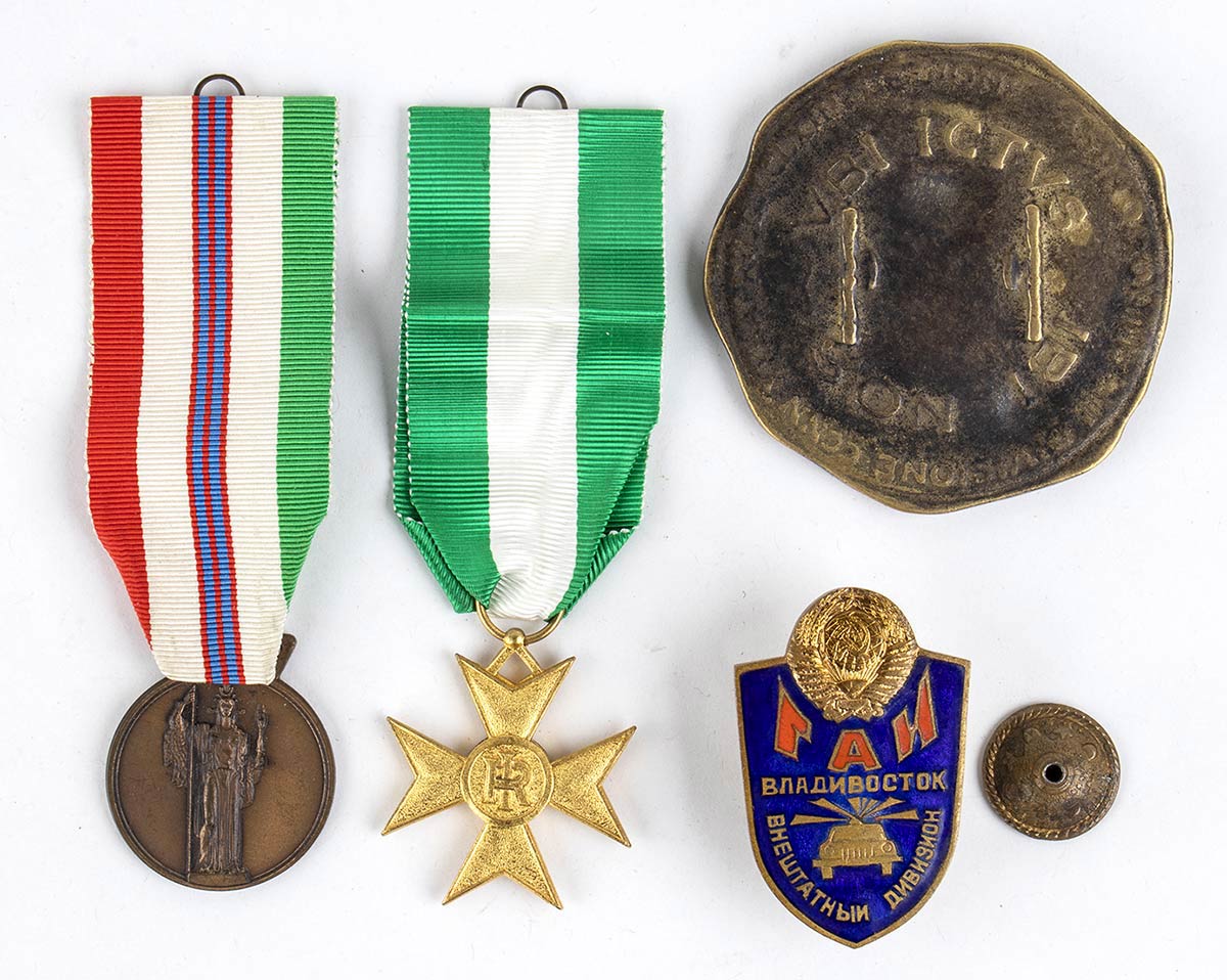 A lot of 4 medal, badges and a boxAlot of 2 ... - Bertolami Fine Art