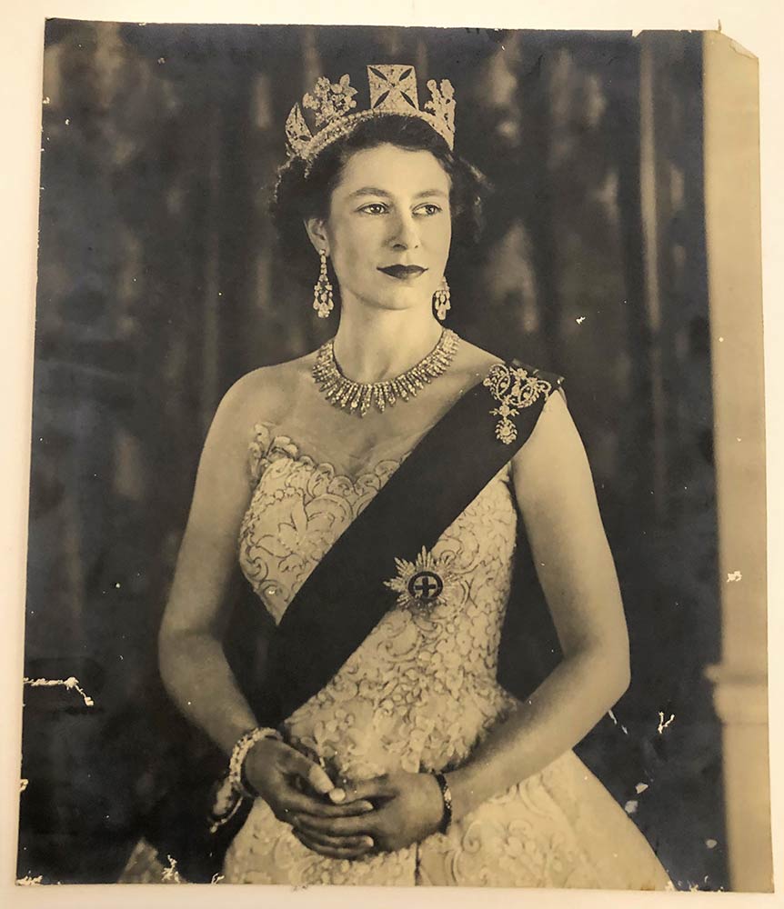 UNITED KINGDOM Photo of the Queen Elizabeth II - Bertolami Fine Art
