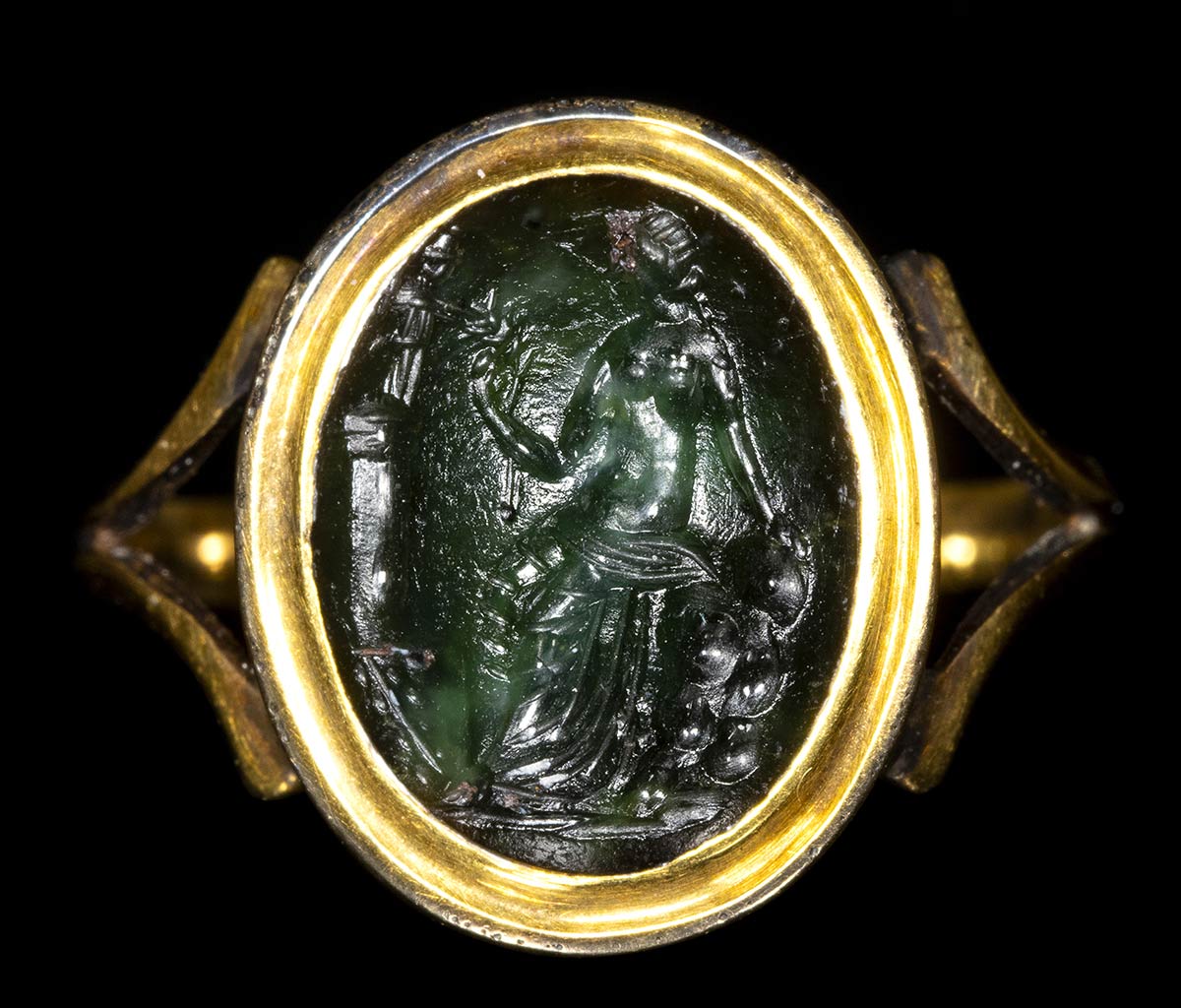 A ROMAN GREEN CHALCEDONY INTAGLIO SET IN A ... - Bertolami Fine Art