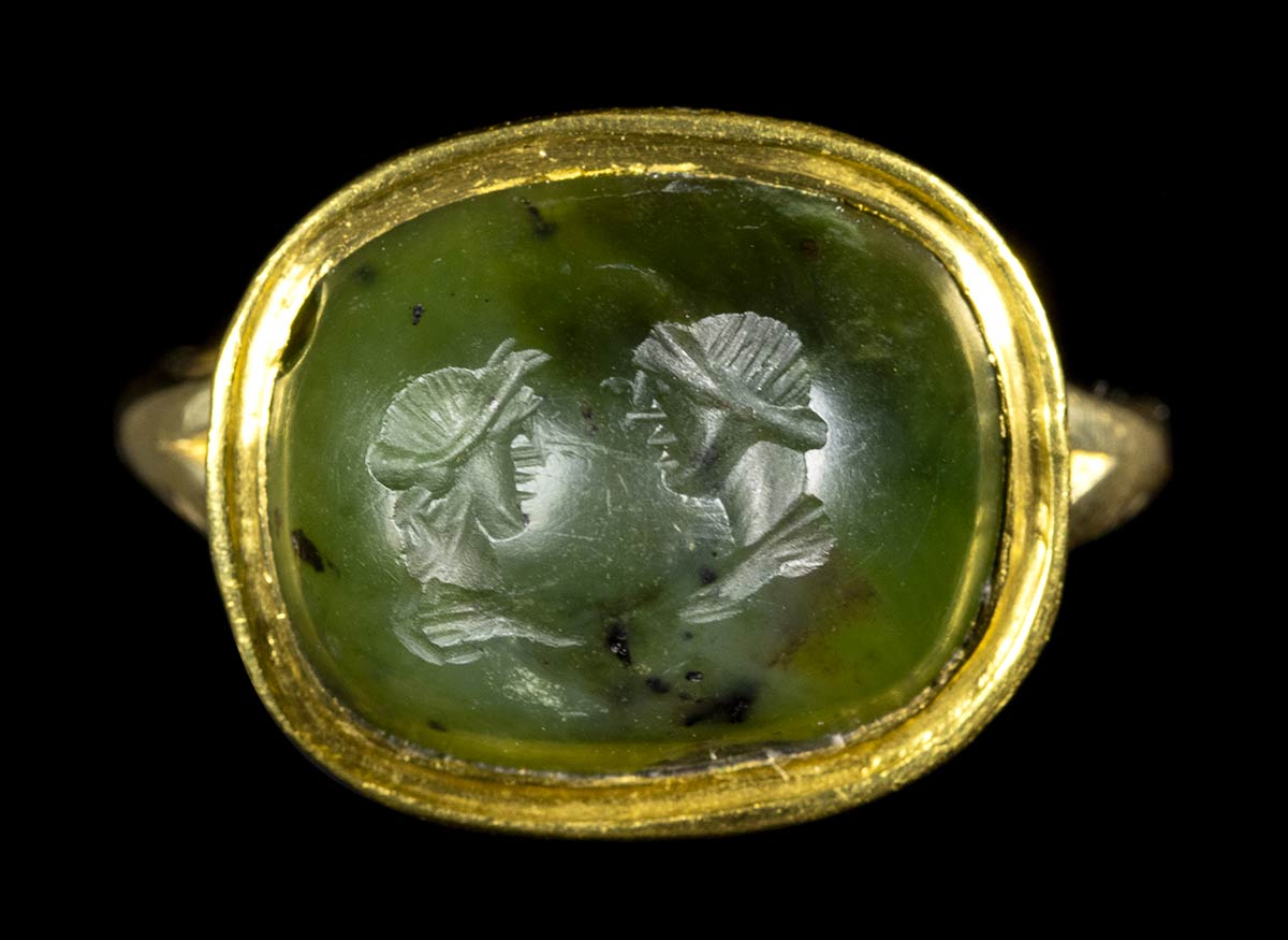 A ROMAN GREEN CHALCEDONY INTAGLIO SET IN A MODERN ... - Bertolami Fine Art