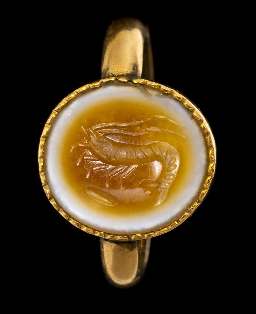 A ROMAN AGATE INTAGLIO SET IN A GOLD RING. ... - Bertolami Fine Art