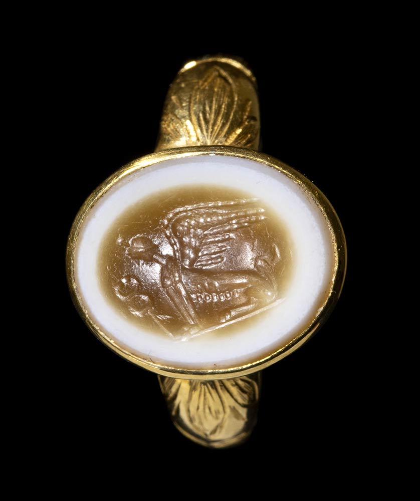 A ROMAN AGATE INTAGLIO SET IN A GOLD RING. SPHINX ... - Bertolami Fine Art