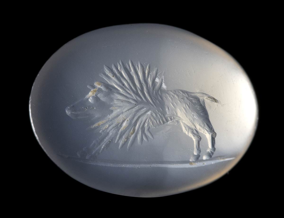 A RARE ROMAN CHALCEDONY INTAGLIO. WILD BOAR ... - Bertolami Fine Art