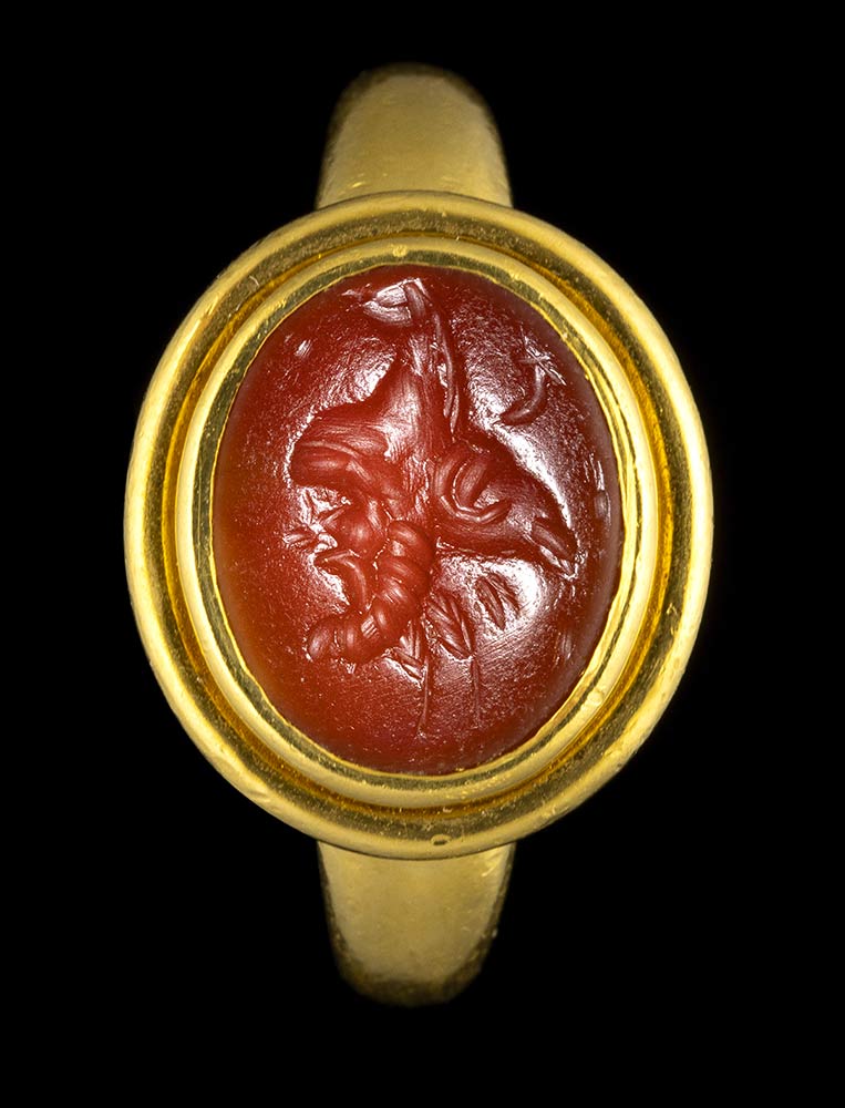 A ROMAN CARNELIAN INTAGLIO SET IN A MODERN SOLID ... - Bertolami Fine Art