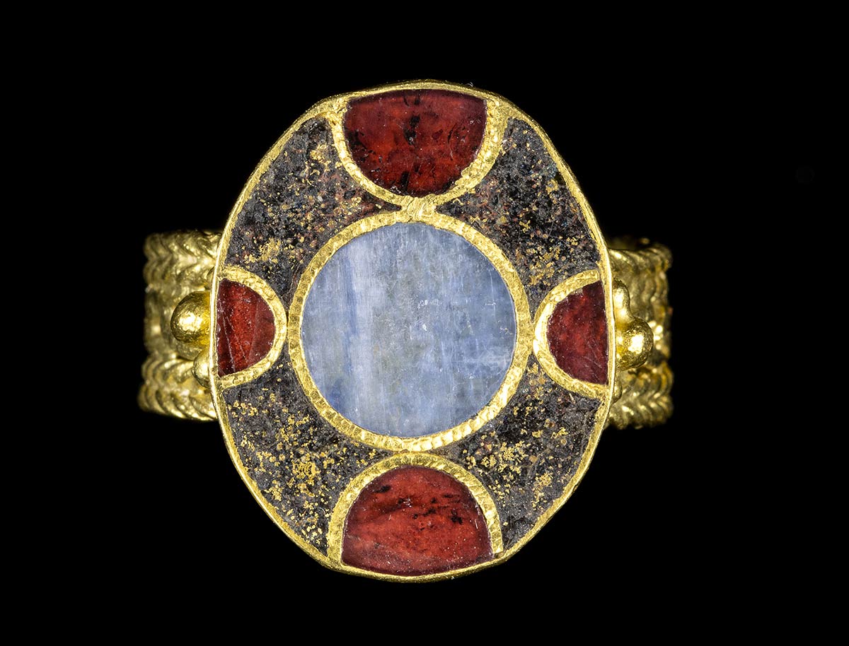 A LARGE SAXON GOLD RING WITH BREADED SHANK AND ... - Bertolami Fine Art