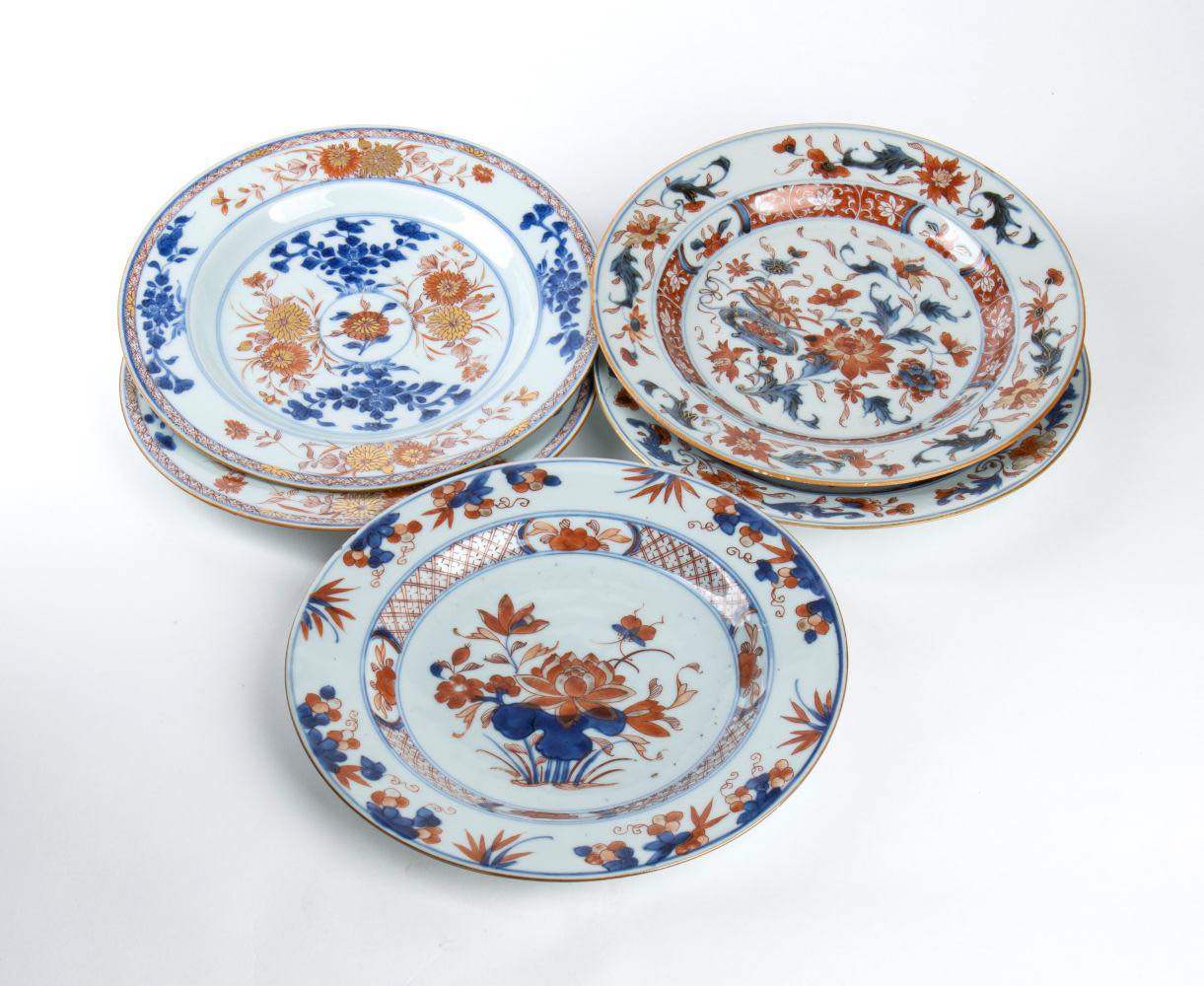 CINQUE PIATTI IN PORCELLANA IMARI Cina, ... - Bertolami Fine Art