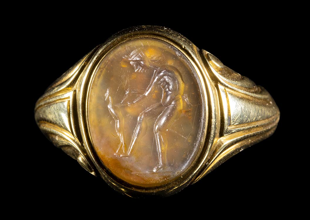A ROMAN CHALCEDONY INTAGLIO SET IN A GOLD RING. ... - Bertolami Fine Art