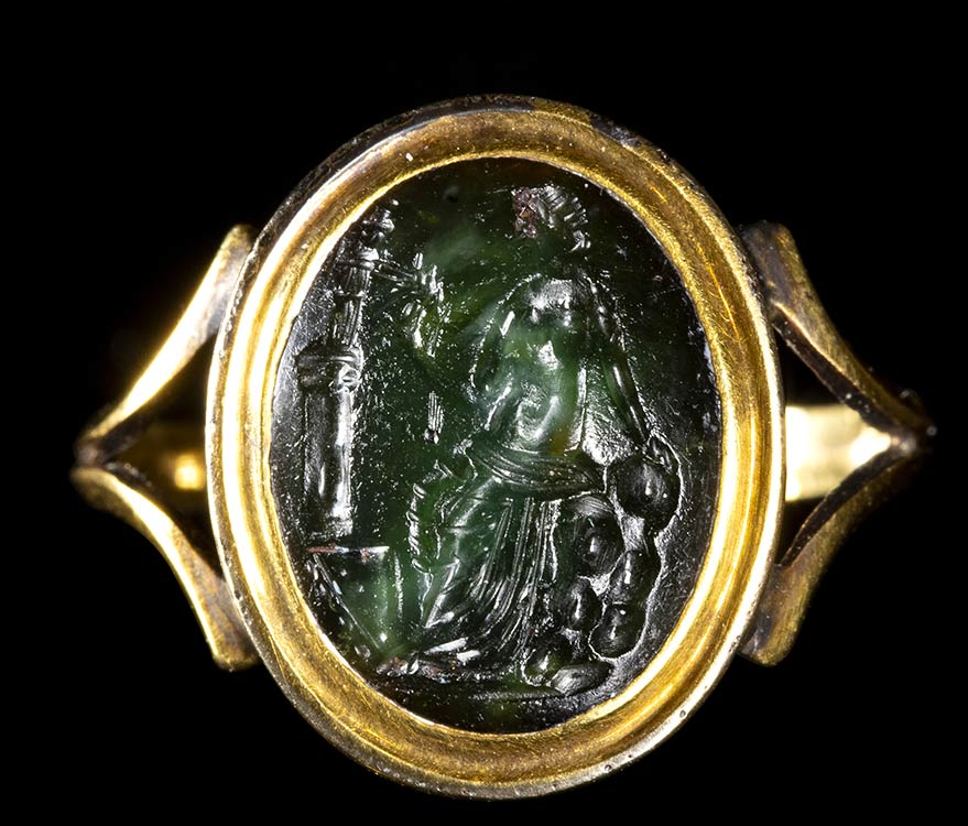 A ROMAN GREEN CHALCEDONY INTAGLIO SET IN A ... - Bertolami Fine Art