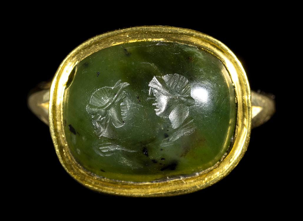 A ROMAN GREEN CHALCEDONY INTAGLIO SET IN A MODERN ... - Bertolami Fine Art