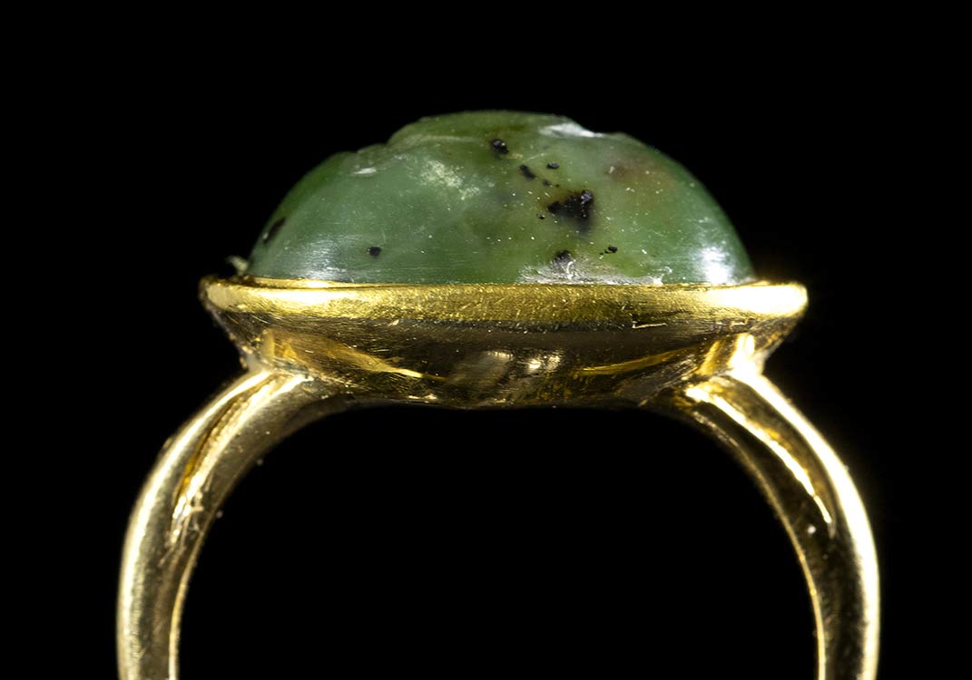 A ROMAN GREEN CHALCEDONY INTAGLIO SET IN A MODERN ... - Bertolami Fine Art