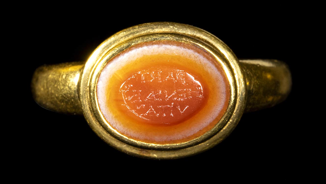 A ROMAN AGATE INTAGLIO SET IN A MODERN GOLD RING. ... - Bertolami Fine Art