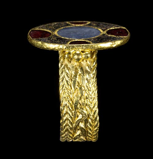 A LARGE SAXON GOLD RING WITH BREADED SHANK AND ... - Bertolami Fine Art