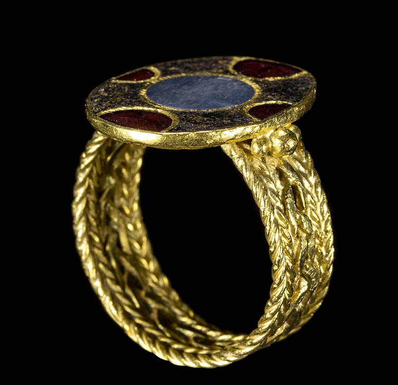 A LARGE SAXON GOLD RING WITH BREADED SHANK AND ... - Bertolami Fine Art