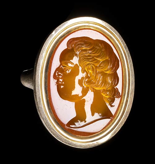 A CARNELIAN INTAGLIO SET IN A GOLD RING. PORTRAIT ... - Bertolami Fine Art