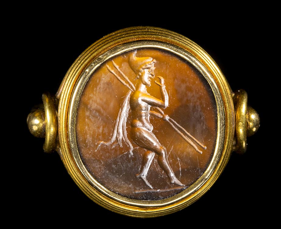 A FINE LATE ROMAN REPUBLICAN SARD INTAGLIO SET IN ... - Bertolami Fine Art