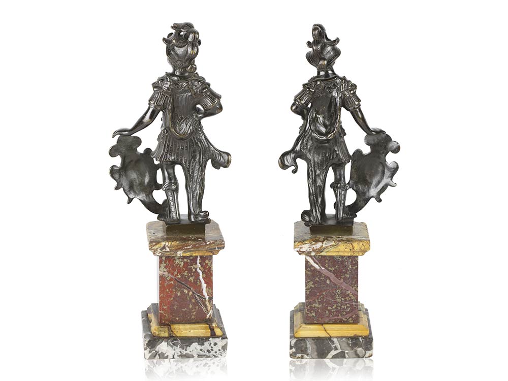 Rara coppia di armigeri reggiscudo Bottega ... - Bertolami Fine Art